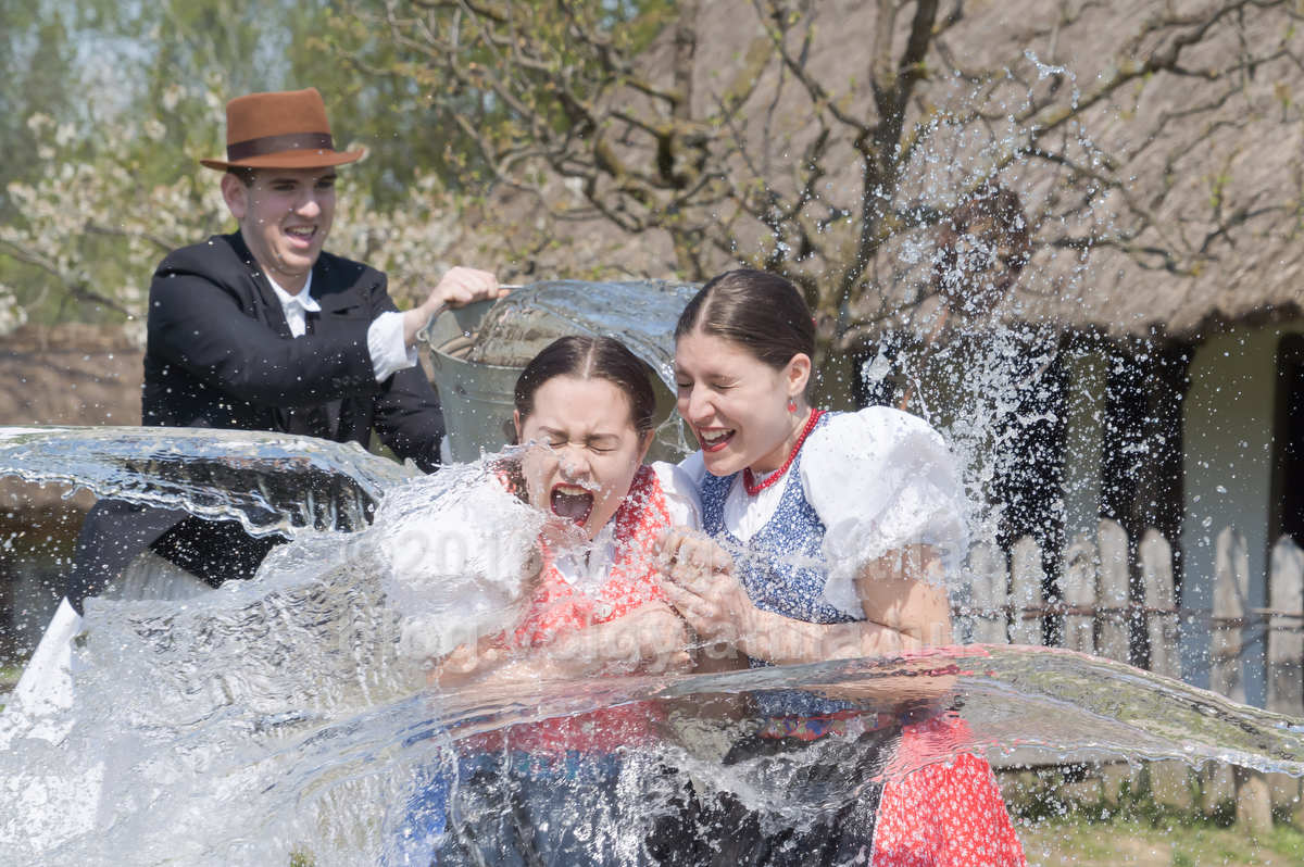 Húsvéti locsolkodás Szennán – VÖLGYI ATTILA fotóriporter blogja